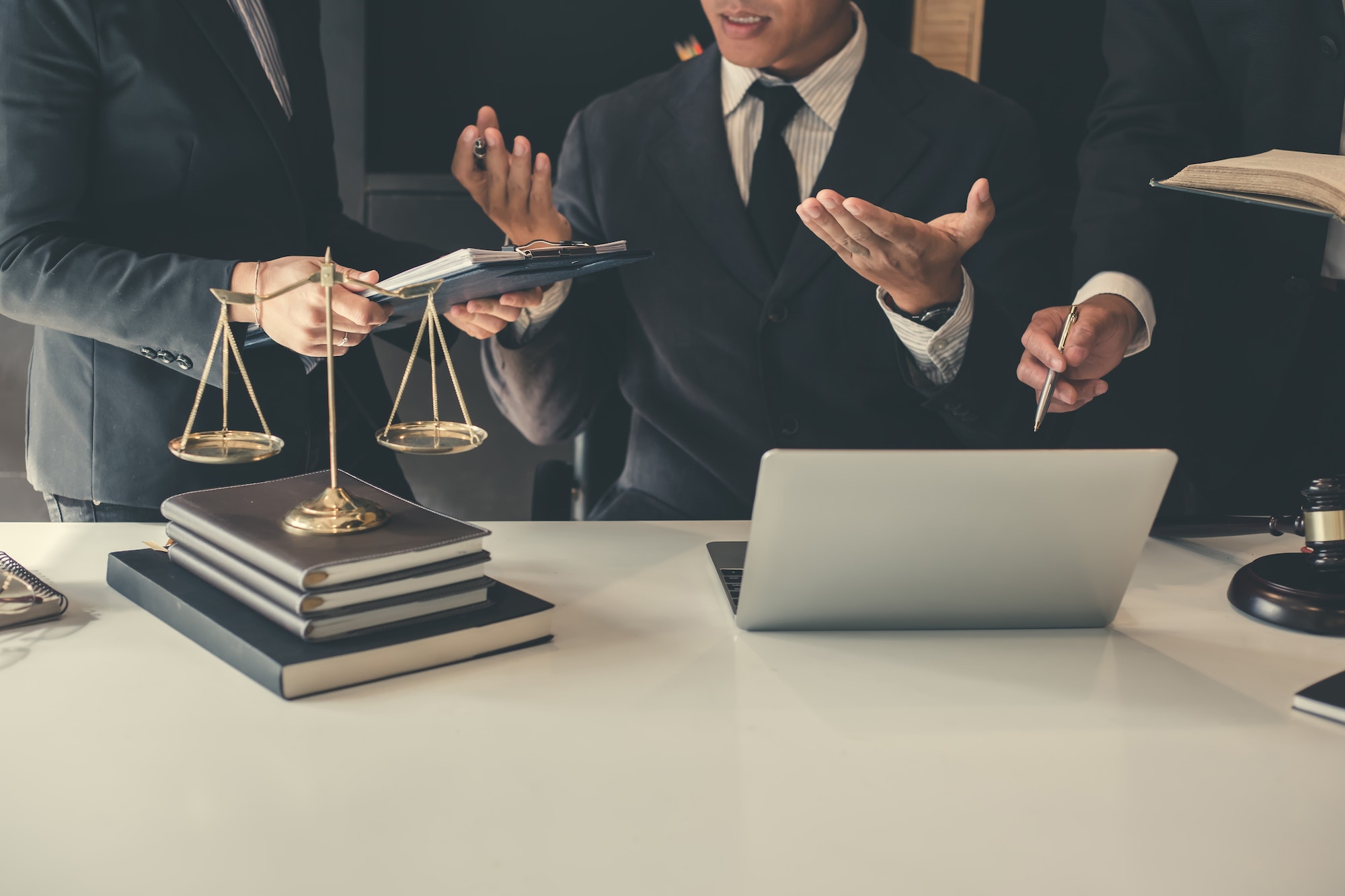 Comment choisir le bon cabinet d'avocats pour votre entreprise